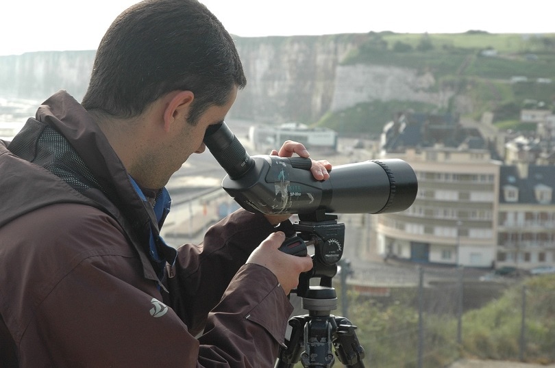 How to Use a Telescope for Beginners (2022 Guide) - Optics Mag