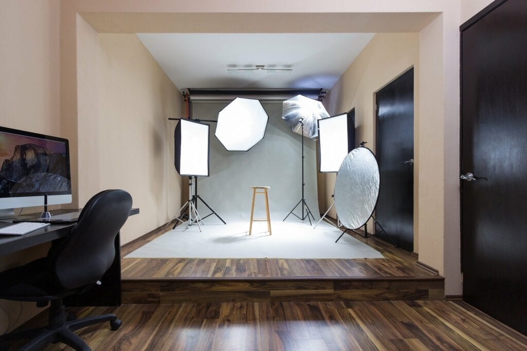 What Are the Ideal Indoor Flash Photography Settings? - Optics Mag