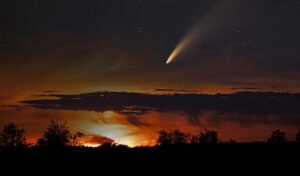 How Big Are Comets? What You Need to Know! - Optics Mag