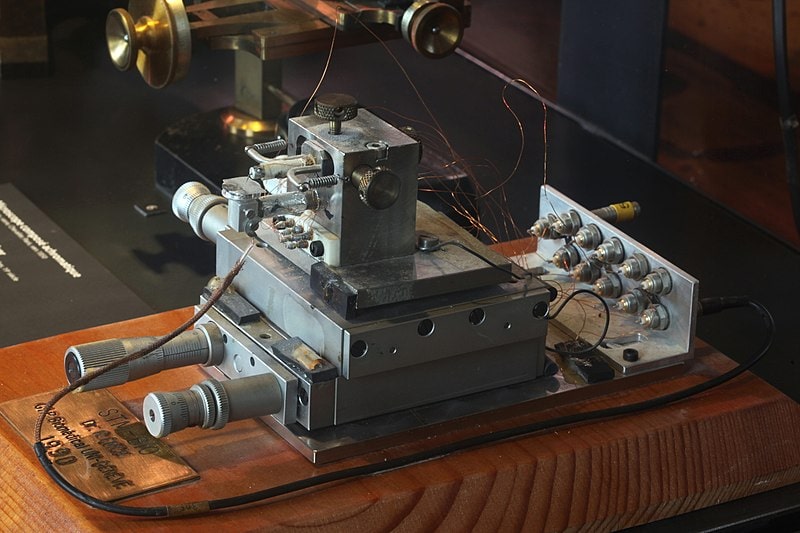 Which Microscope Is Best for Metal Surfaces? What to Know! - Optics Mag