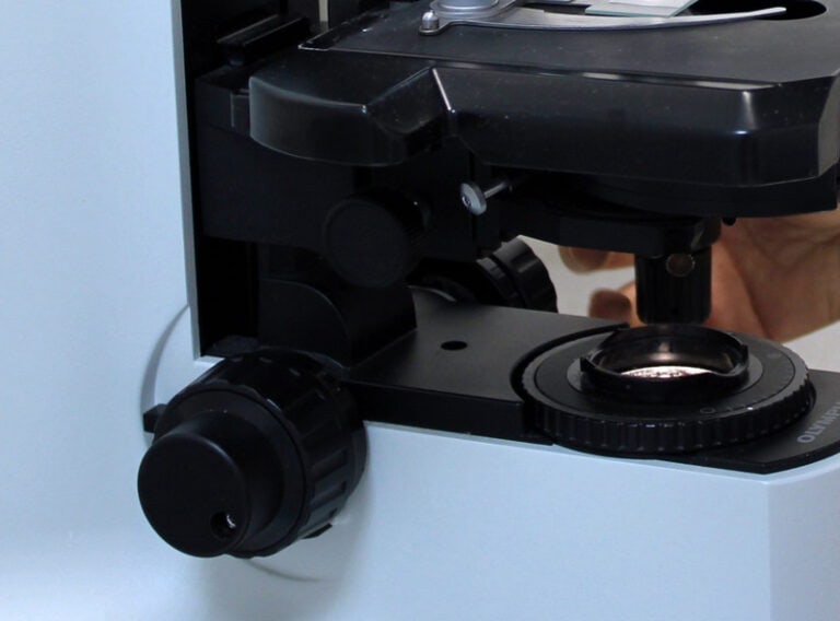 11 Parts of a Compound Microscope (With Pictures) - Optics Mag