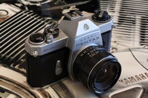 What Does SLR Mean? Pros, Cons, & Differences - Optics Mag