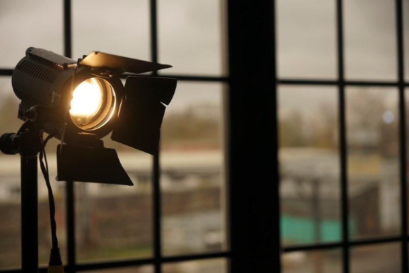 Strobes vs Speedlights: Which One Should I Use? - Optics Mag