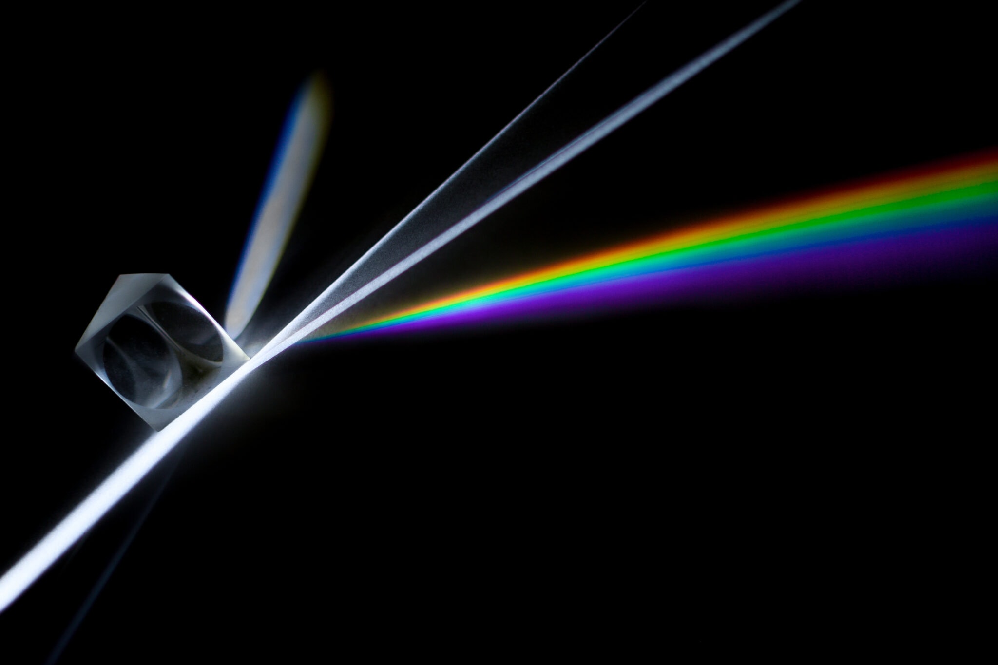Refraction vs Diffraction: What’s the Difference? - Optics Mag